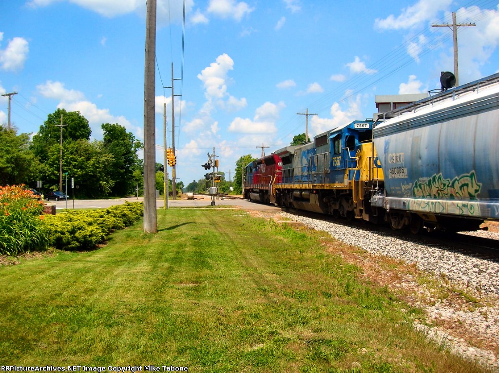 HLCX 6521, CSX 7567 on Q335-28